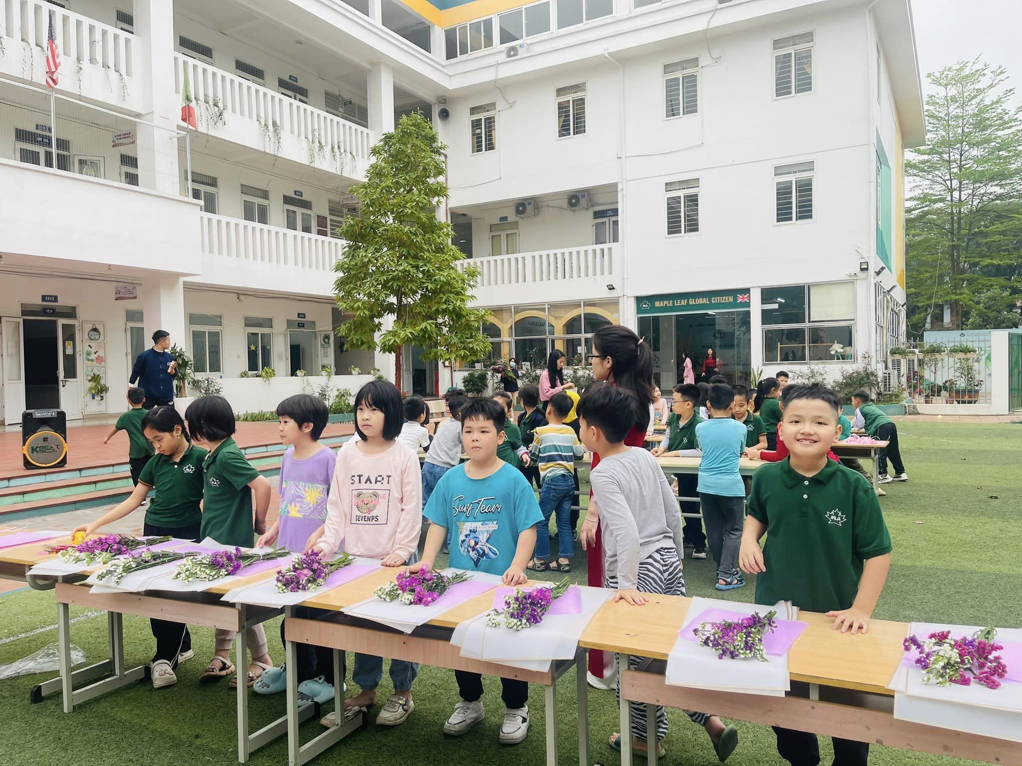 HOA THƠM TẶNG MẸ - MÓN NGON TẶNG BÀ - Maple Leaf Academy - Hệ thống ...
