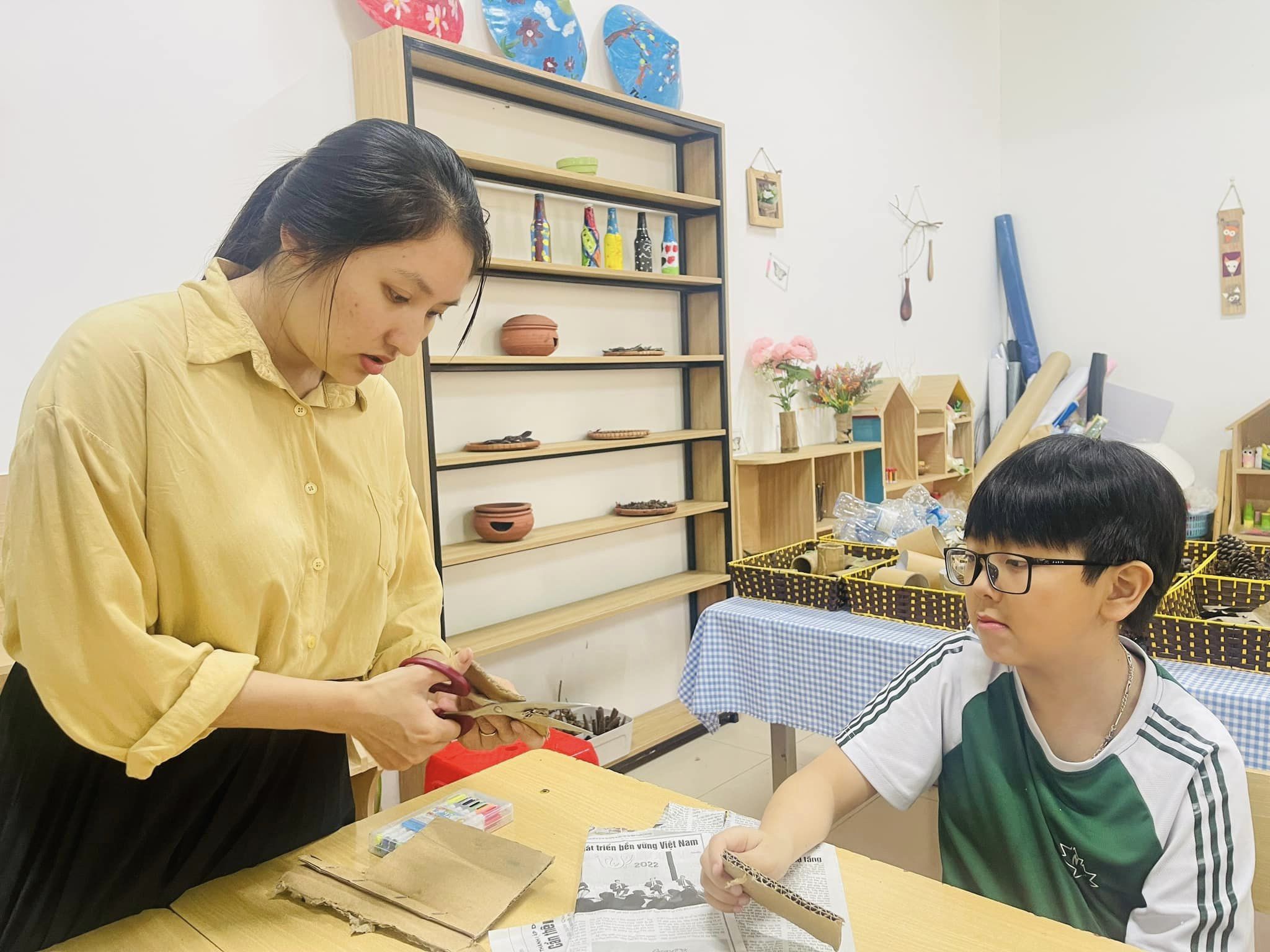 “NGHỆ NHÂN” MLA SÁNG TẠO NGHỆ THUẬT TỪ LÕI GIẤY - Maple Leaf Academy ...